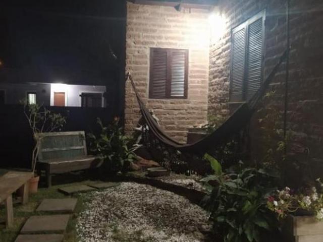 Casa rústica com 04 dormitórios