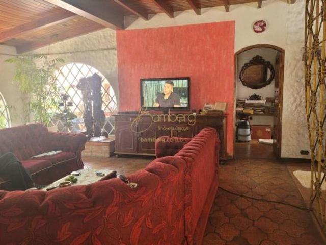 CASA RÚSTICA, DE ESQUINA COM UM BELO JARDIM !