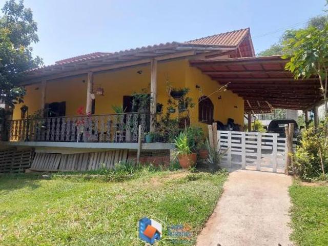 CASA RÚSTICA EM CONDOMÍNIO, 243 M² DE ÁREA ÚTIL, ÁREA TOTAL DE 1.801 M², 2 SUÍTES, 3 SALAS, 3 VAGAS