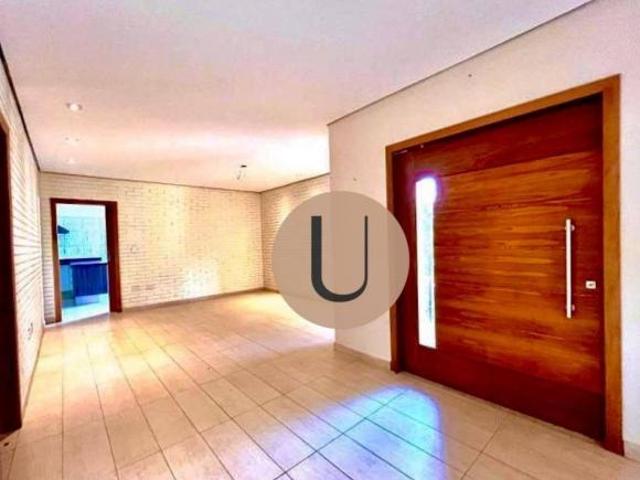 Casa Rústica em Condomínio Fechado: Charme e Tranquilidade!