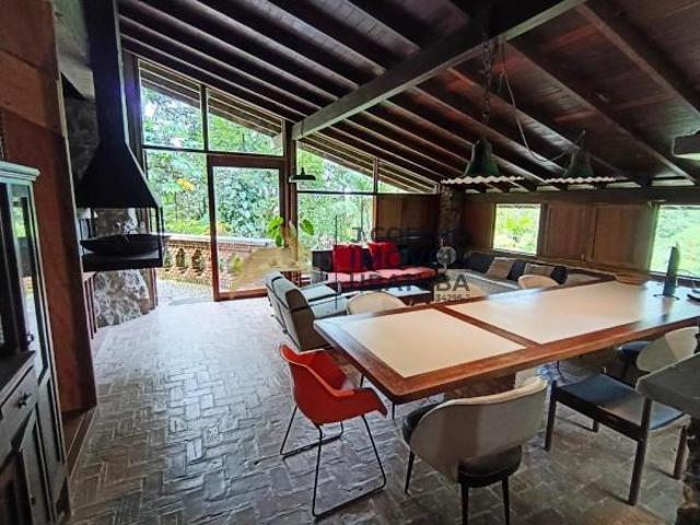 Casa rústica em meio a exuberante natureza na praia vermelha do sul, Ubatuba