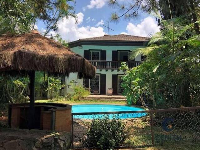 Casa Rústica Imponente c/ 3 suítes, 2 Piscinas, A.T 2400m2 Granja Viana