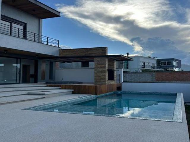 Casa recém construída de Alto Padrão, 395 m²
