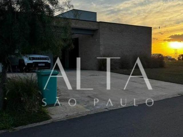 Casa recém pintada À VENDA com 3 suítes e 4 vagas em um condomínio com golf club interno