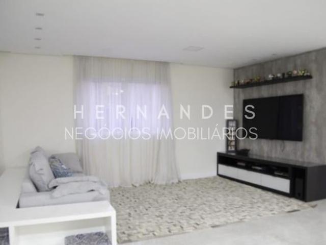 Casa recém reformada com 4 suítes disponível para locação e venda em Alphaville!