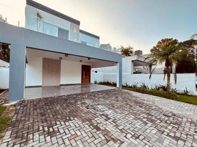 Casa Recém Reformada com 5 Suítes e Área de Lazer Completa