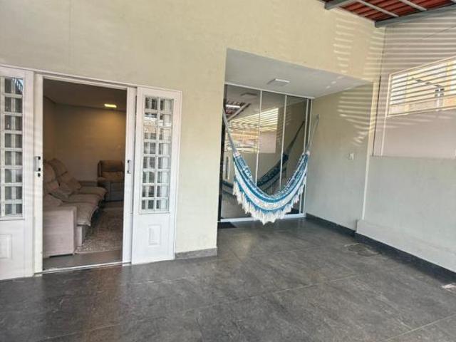 Casa recém reformada, nascente, bem ventilada e bem localizada