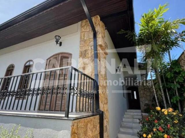 Casa reformada à venda na Chácara da Barra, 300m², sofisticação e lazer privativo