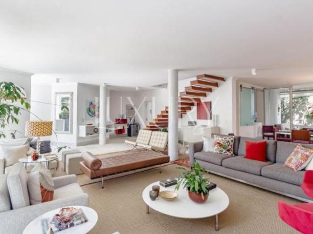 Casa Reformada à Venda no Alto de Pinheiros Jardim Espaço Gourmet em Rua Arborizada