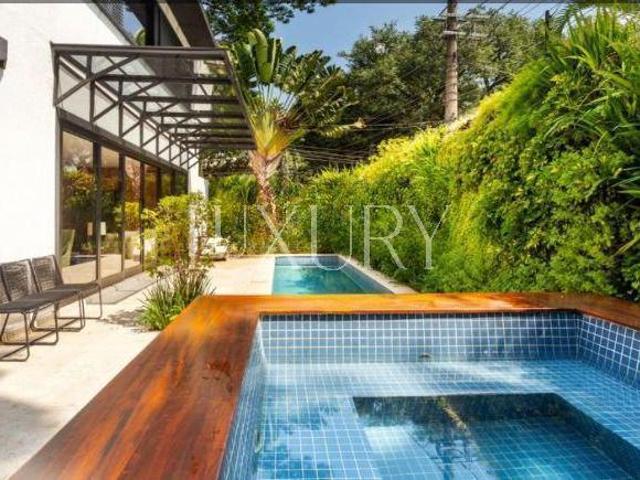 Casa Reformada à Venda no Jardim Paulista, 5 suítes, 3 vagas