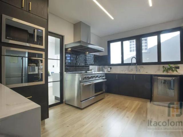 Casa reformada à venda no Residencial Alphaville 10