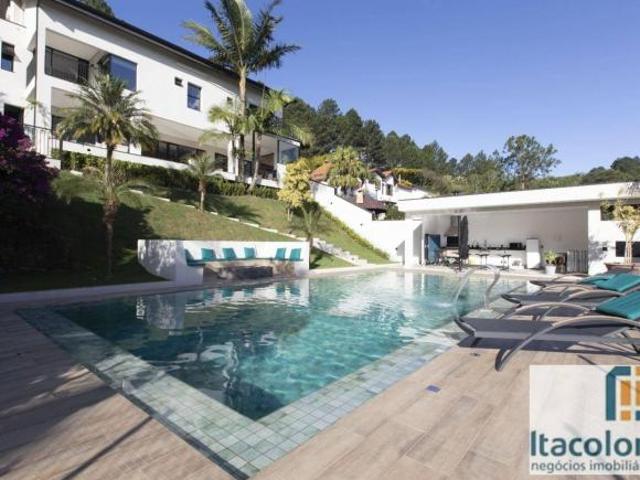 Casa reformada à venda no Residencial Alphaville 10