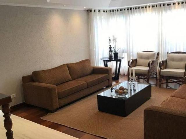 Casa reformada à venda no Residencial Alphaville 11