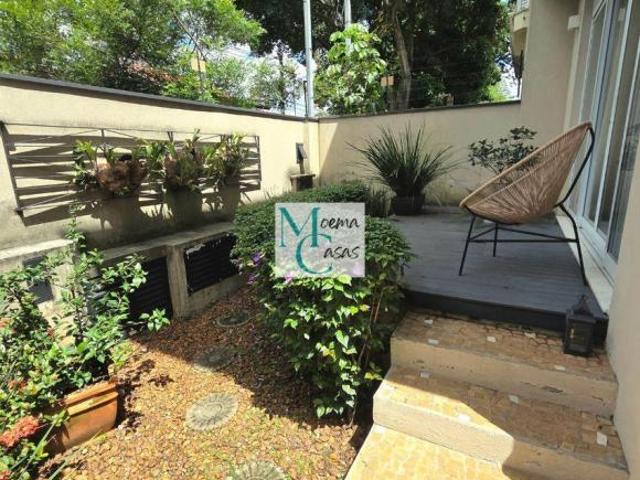 Casa reformada à venda em Moema, 3 dormitórios, 1 suíte, Quintal com deck