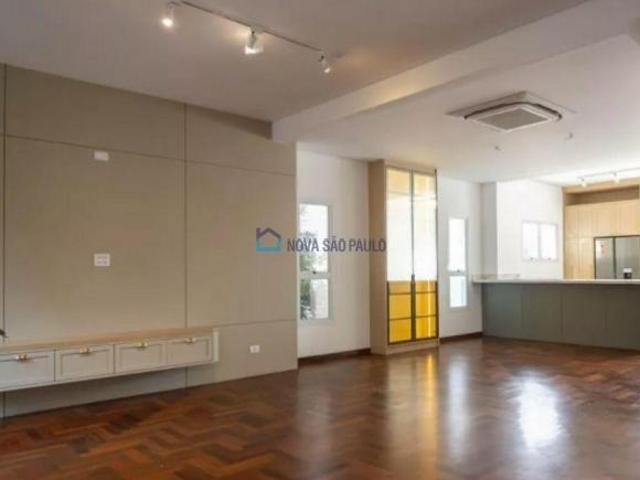 Casa reformada à venda, 350m², 3 quartos suítes, 4 vagas, condomínio fechado, no Morumbi