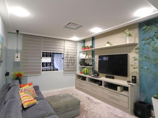 Casa reformada com 3 dormitórios sendo 1 suite, 2 vagas e próxima do Metrô Vila Mariana