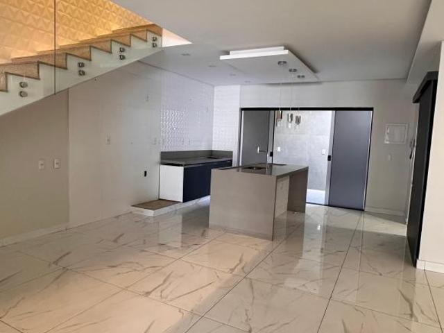 CASA REFORMADA COM 3 QUARTOS SENDO UMA SUÍTE NA CANDANGOLÂNDIA