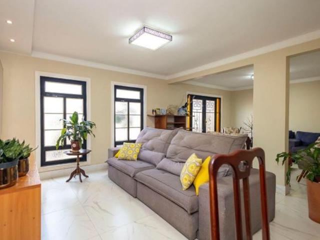 Casa Reformada com 3 Suítes na QE 34 – Guará II | Venda Exclusiva, 211m² e Garagem para 6 Carros