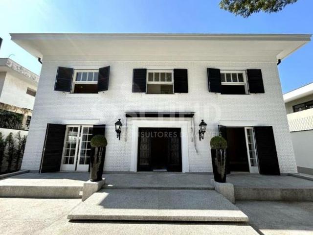 Casa reformada com 4 quartos suítes no Jardim Guedala
