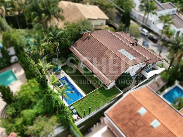 Casa reformada com 4 suítes e área externa no Jardim Guedala