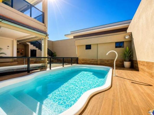 Casa Reformada com 4 Suítes, Piscina e Espaços Amplos