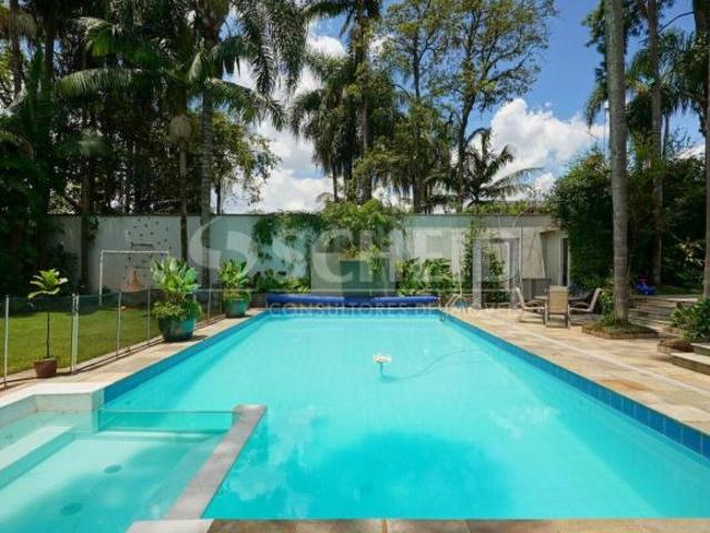 Casa reformada com 5 suítes e área de lazer no Alto da Boa Vista