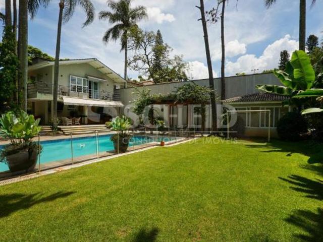 Casa reformada com 5 suítes e área de lazer no Jardim Cordeiro!