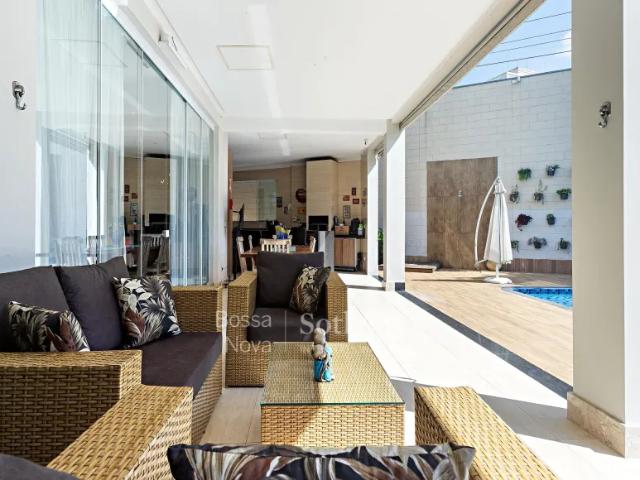 Casa reformada com amplo jardim e piscina