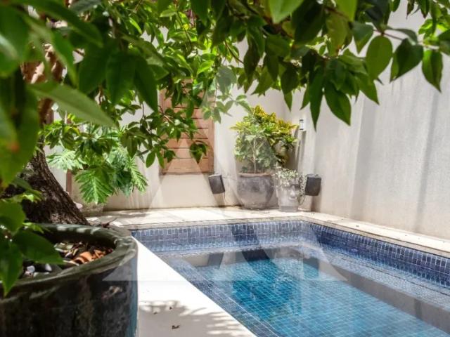 Casa reformada, com área externa linda e planta agradável para viver no melhor do Jardim Paulista