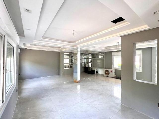 Casa reformada, com duas suítes e pátio com piscina, no Três Figueiras