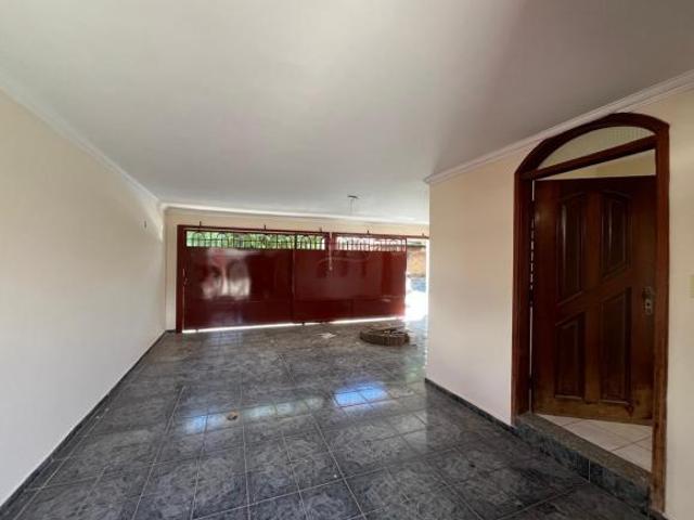 Casa reformada com edícula e amplo espaço em bairro tranquilo de Araçatuba