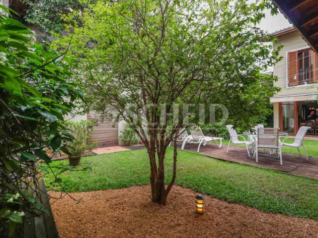 Casa reformada com jardim e 2 suítes no Brooklin