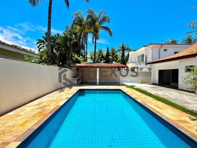 Casa reformada com piscina e área gourmet no Jardim Acapulco, Guarujá