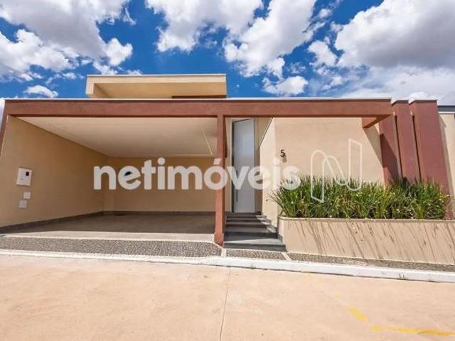 Casa reformada com piscina na Colônia Agricola