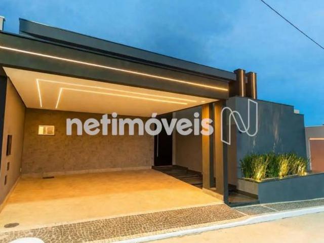 Casa reformada com piscina na Colônia Agricola
