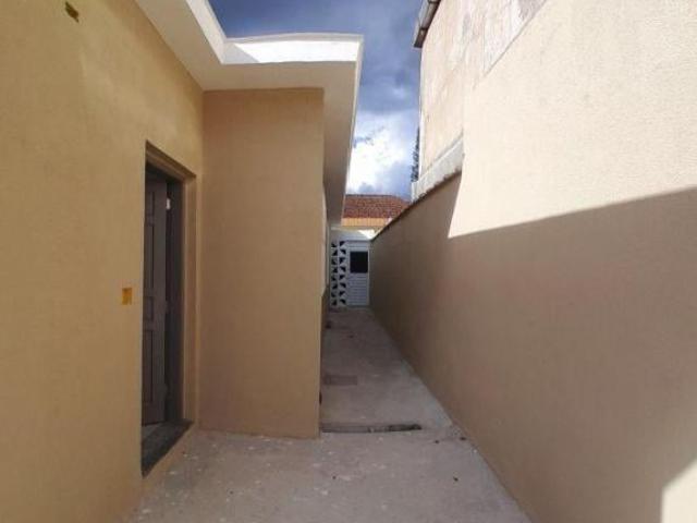 Casa reformada de dois dormitórios, suíte e duas vagas. Boa