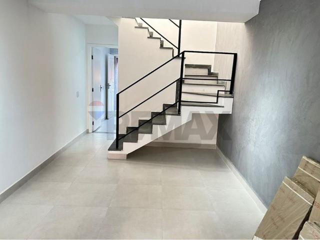 Casa reformada em condomínio fechado atrás do The Square com dois dormitórios e área gourmet! Não perca essa oportunidade!