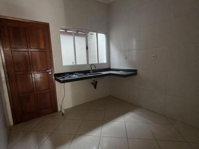 Casa Reformada em Condomínio – 1 Dorm, 1 Vaga, 1,4 km da Praia