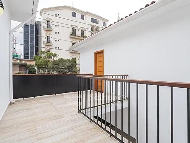 Casa reformada em rua arborizada no Jardim Paulista