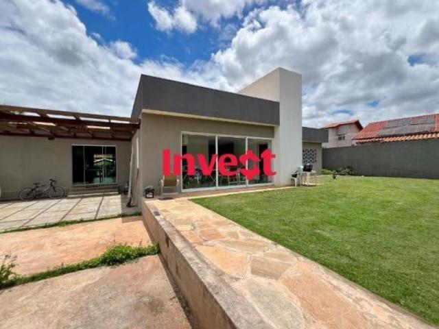 Casa Reformada, Lote de 1.400m², Dentro de Condomínio, 4 Quartos, no Conjunto 04 em Arniqueiras