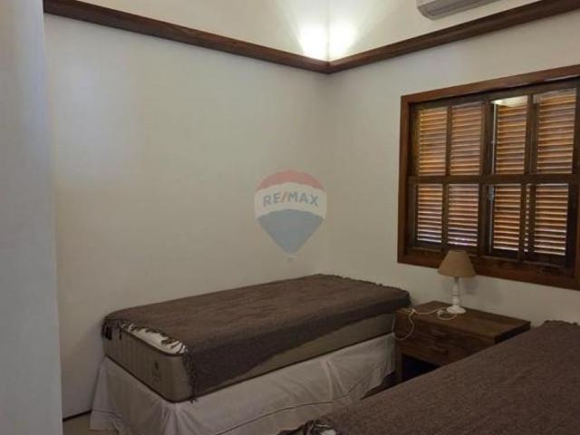 Casa reformada, mobiliada, com matrícula, situada em condomínio fechado em Ilhabela