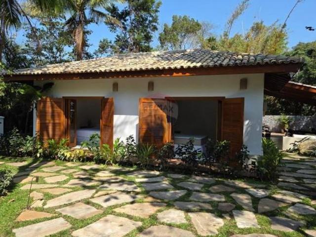 Casa reformada, mobiliada, com matrícula, situada em condomínio fechado em Ilhabela