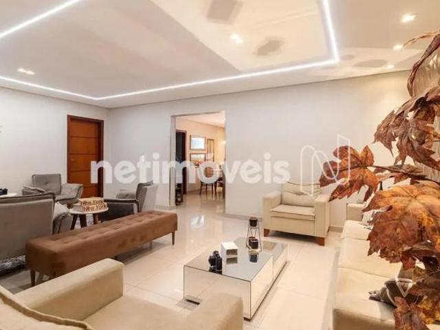 Casa reformada no Guará II | 3 pavimentos | 4 suítes