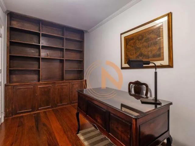 Casa reformada no Jardim Europa com 3 suites, 2 vagas e quintal