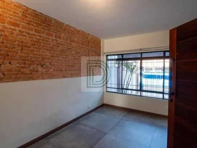 Casa Reformada Próxima à USP, Comércio e Condução