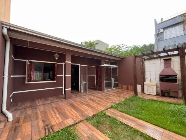 Casa Reformada Semi Mobiliada com Amplo Pátio no Guarujá