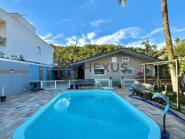 Casa reformado com varanda e lazer a 500m da praia no Jardim Guaiuba, Guarujá