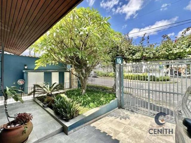 Casa Reservada e Rústica com 4 dorms/2sts, churrasqueira e jardim!