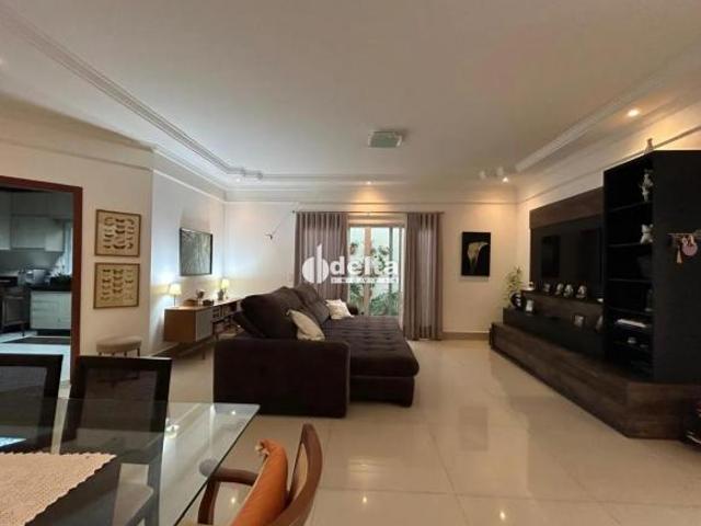 Casa residencial mobiliada com 3 suítes disponível para locação e venda no bairro Jardim Karaíba em