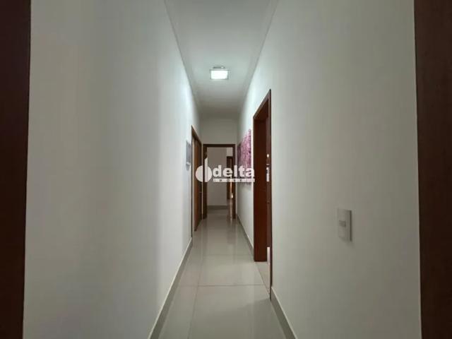 Casa residencial mobiliada com 3 suítes disponível para locação no bairro Jardim Karaíba em Uberlând
